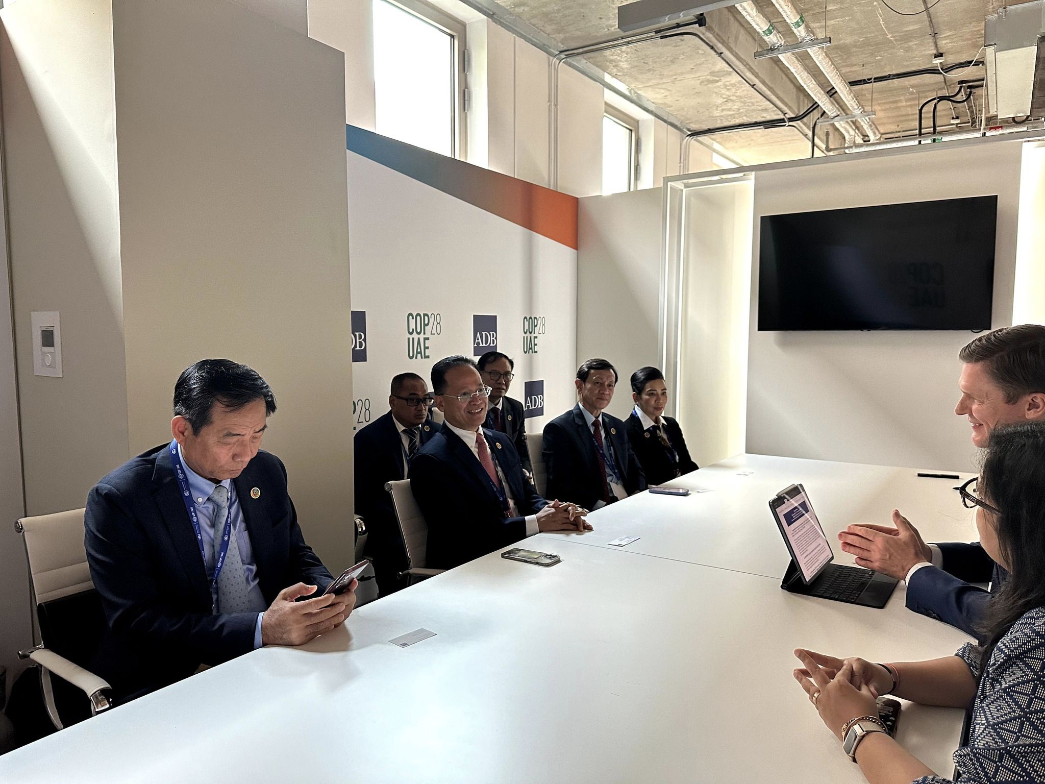 កិច្ចប្រជុំទ្វេភាគីរវាងប្រតិភូកម្ពុជា និង ADB ក្នុងព្រឹត្តិការណ៍នៃសន្និសីទគូភាគីលើកទី២៨ COP-28 ...